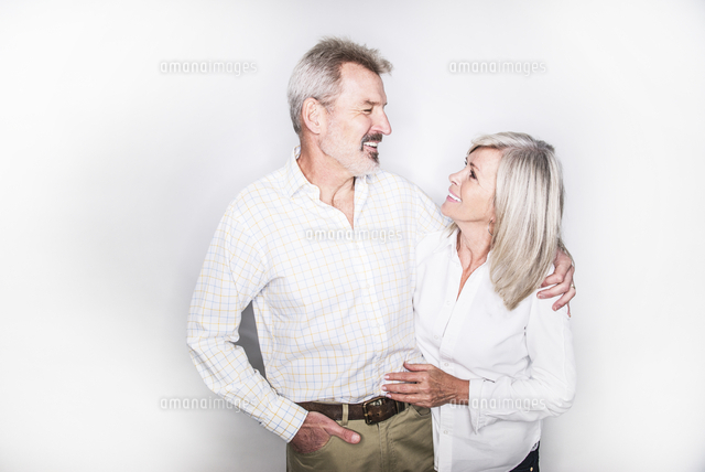A mature couple posing in a studio arm in arm.[11082000612]の写真素材・イラスト素材 ...