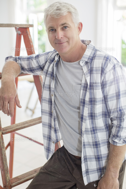 Older man leaning on ladder[11086016490]の写真素材・イラスト素材｜アマナイメージズ