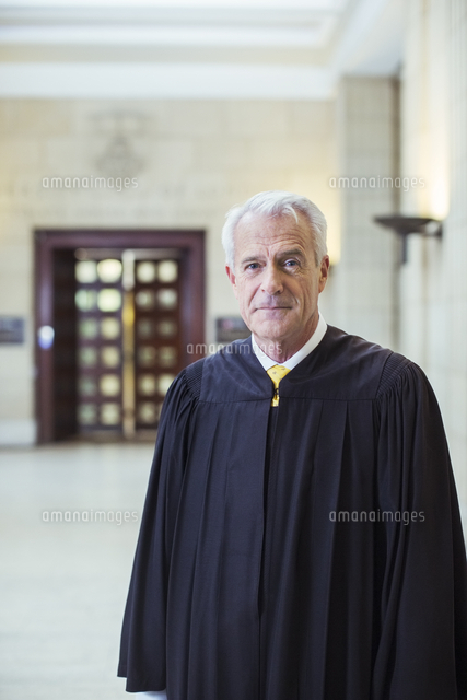 Judge smiling in courthouse[11086016779]の写真素材・イラスト素材｜アマナイメージズ