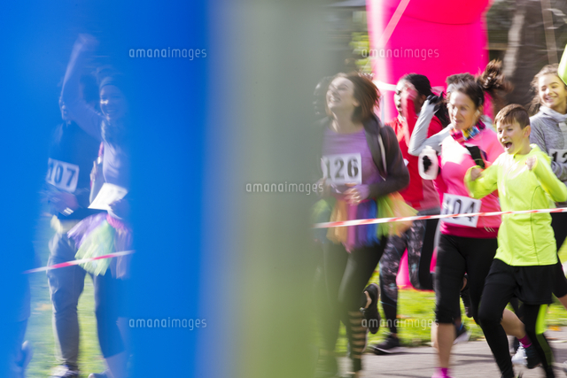 Runners cheering, running at charity run[11086039312]の写真素材・イラスト素材｜アマナイメージズ