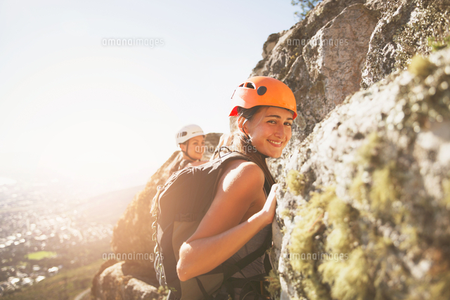 Portrait smiling female rock climber[11086039758]の写真素材・イラスト素材｜アマナイメージズ