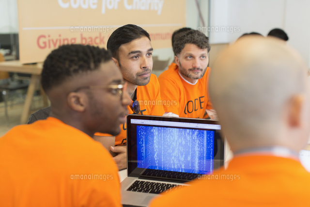Dedicated hackers coding for charity at hackathon[11086041610]の写真素材・イラスト素材｜アマナイメージズ