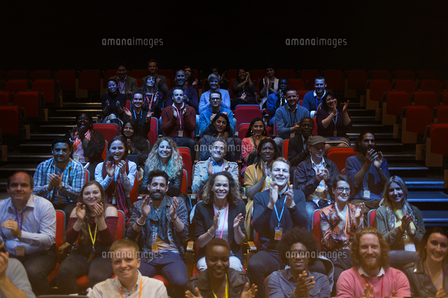 Smiling audience clapping[11086054966]の写真素材・イラスト素材｜アマナイメージズ