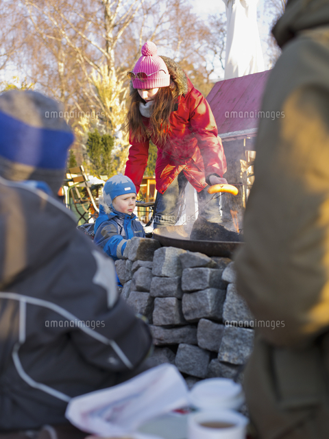 Finland, Helsinki, Tolo, Family with two children (2-3), (4 ...