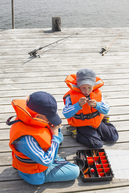Sweden, Stockholm Archipelago, Grasko, Boys (4-5, 6-7) playing with ...