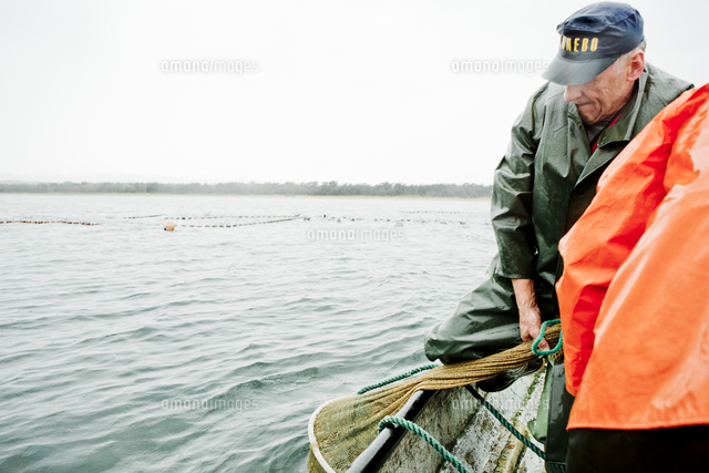Sweden, Skane, Skane, Yngsjo, Men fishing in sea[11090009454]の写真素材・イラスト ...