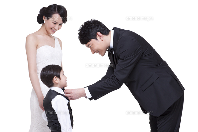 Smiling father adjusting bow tie for little son[11091005834]の写真素材・イラスト ...