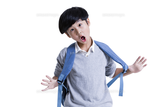 Humorous schoolboy making face[11091006102]の写真素材・イラスト素材｜アマナイメージズ