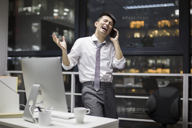 Chinese businessman working late in office[11091016881]の写真素材・イラスト素材｜アマナ ...