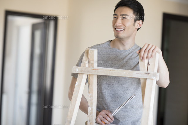 Young Chinese man working on home renovation[11091031865]の写真素材・イラスト素材 ...