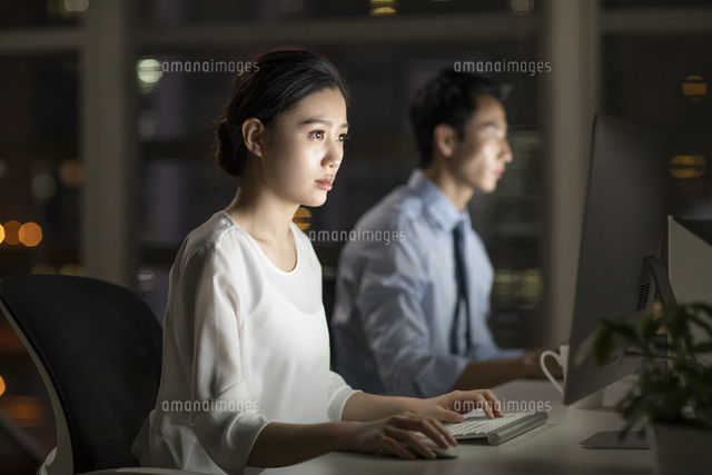 Young Chinese business people working late in office[11091043203]の写真素材 ...