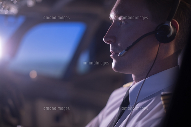 Pilot concentrating on flying airplane[11092008851]の写真素材・イラスト素材｜アマナイメージズ