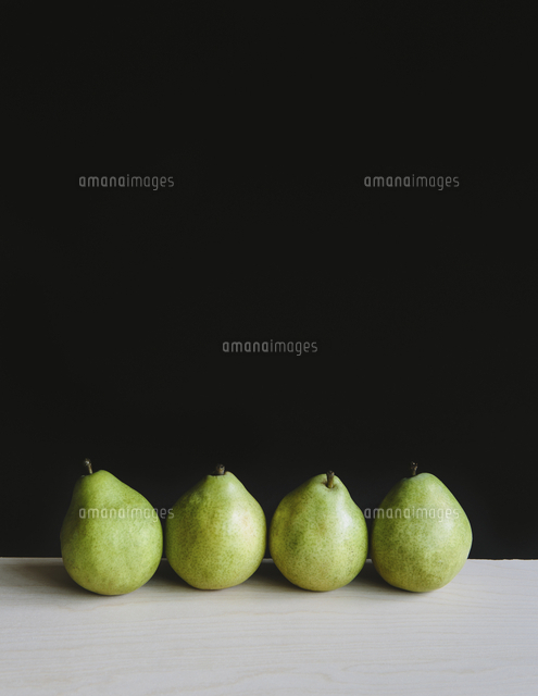 Row of four green Anjou pears, black background[11093000014]の写真素材・イラスト ...