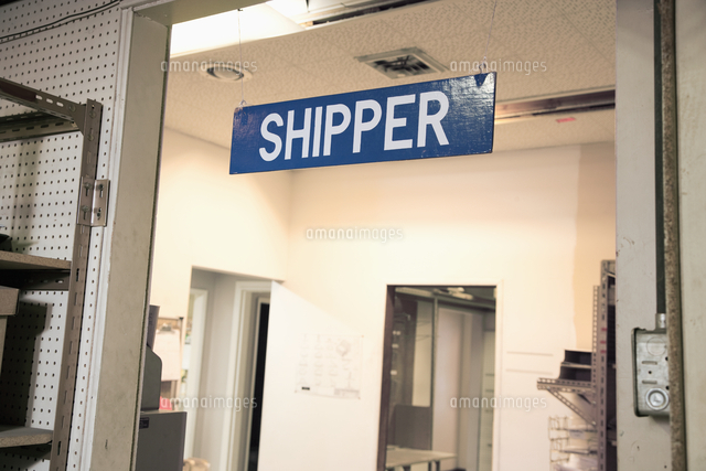 Shipping department sign in warehouse.[11093038241]の写真素材・イラスト素材｜アマナイメージズ