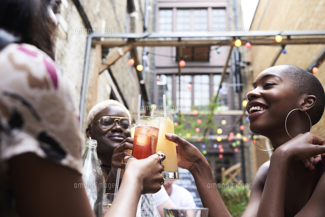 Three friends toasting with cocktails[11094012341]の写真素材・イラスト素材｜アマナイメージズ