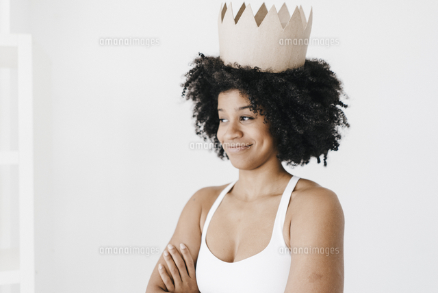 Fit young woman wearing paper crown[11094015631]の写真素材・イラスト素材｜アマナイメージズ