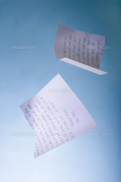 Torn love letter falling against blue background[11094020467]の写真素材・イラスト ...