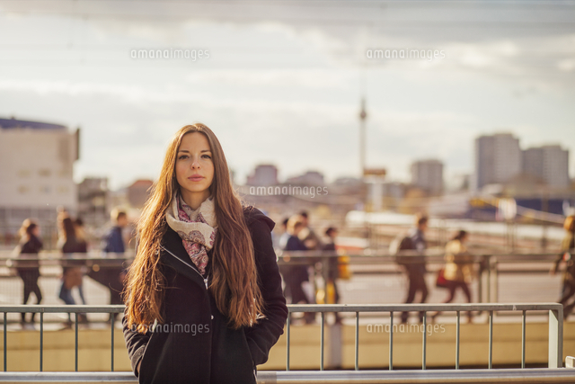 Germany, Berlin, portrait of young woman[11094027305]の写真素材・イラスト素材｜アマナイメージズ