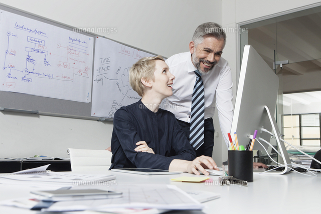 Germany, Munich Collegues in office working together[11094028893]の写真素材 ...