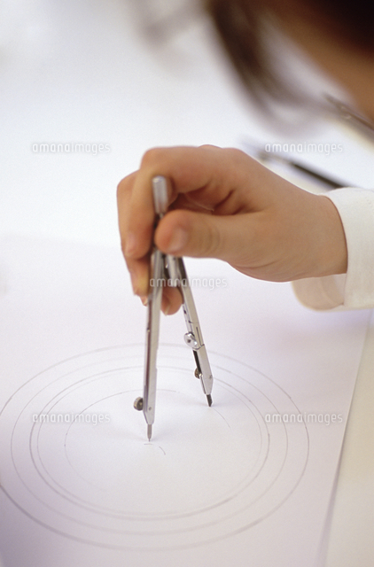 Child using compass, close-up[11094032426]の写真素材・イラスト素材｜アマナイメージズ