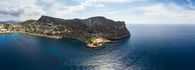 Spain, Mallorca, Aerial view of Cala LLamp[11094052174]の写真素材・イラスト素材｜アマナ ...