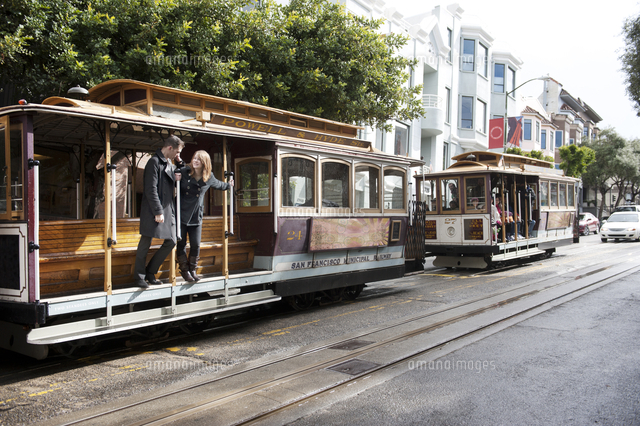 Couple riding cable car[11100001976]の写真素材・イラスト素材｜アマナイメージズ