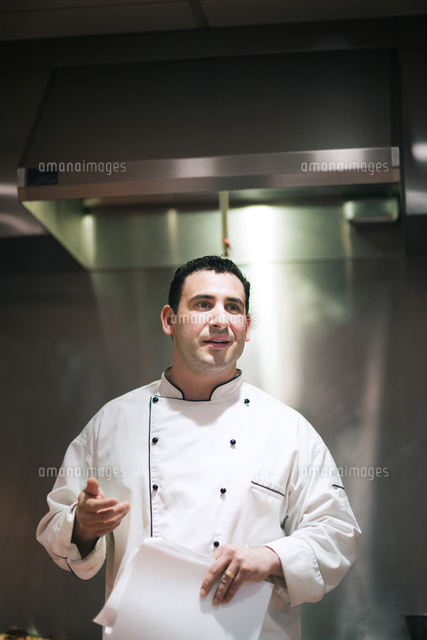 Head chef giving instructions in kitchen[11100002100]の写真素材・イラスト素材｜アマナイメージズ