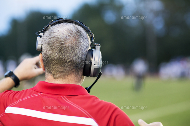 Rear view of American football coach[11100002751]の写真素材・イラスト素材｜アマナイメージズ