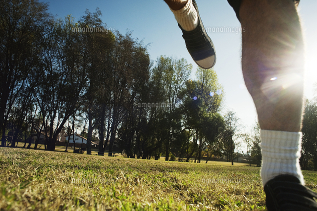 Man running through grass field[11100017256]の写真素材・イラスト素材｜アマナイメージズ