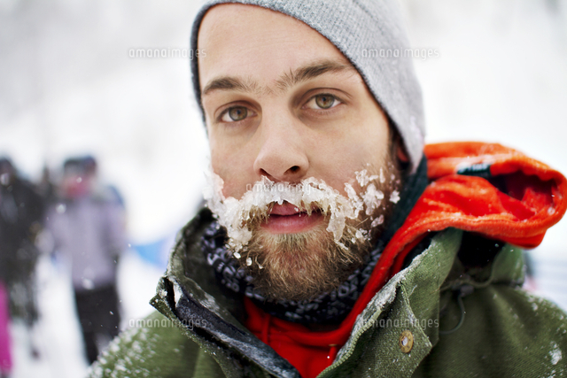 Man with snow on his moustache[11100028153]の写真素材・イラスト素材｜アマナイメージズ