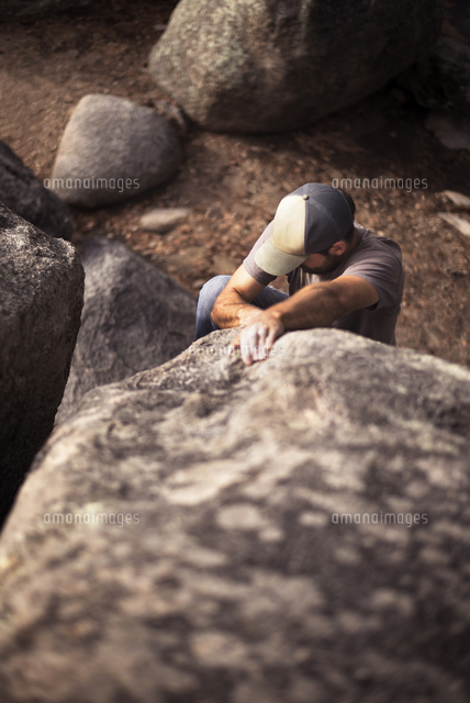 Man doing rock climbing[11100030540]の写真素材・イラスト素材｜アマナイメージズ