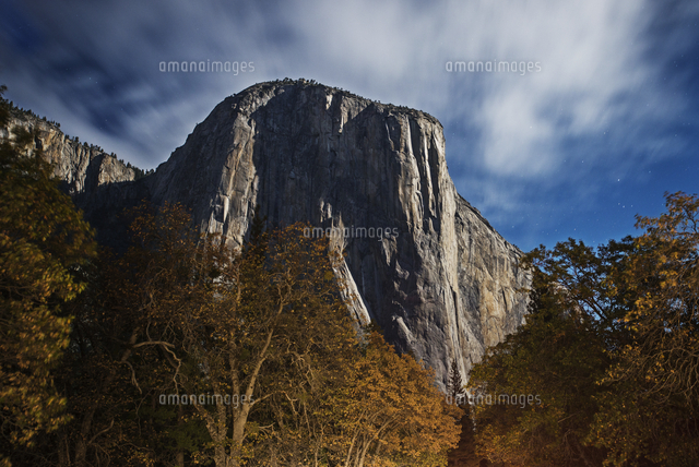 Low-angle view of cliff[11100031169]の写真素材・イラスト素材｜アマナイメージズ