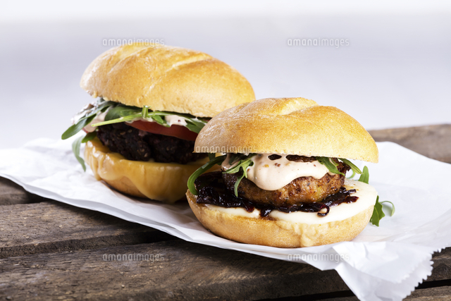 Close-up of burger on paper[11100046437]の写真素材・イラスト素材｜アマナイメージズ