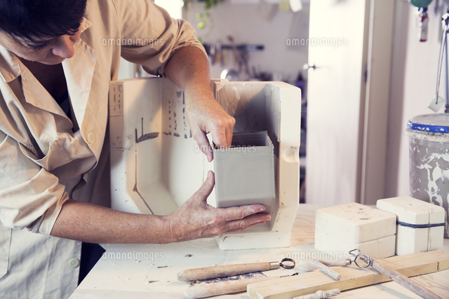 Woman making box of clay in workshop[11100048235]の写真素材・イラスト素材｜アマナイメージズ