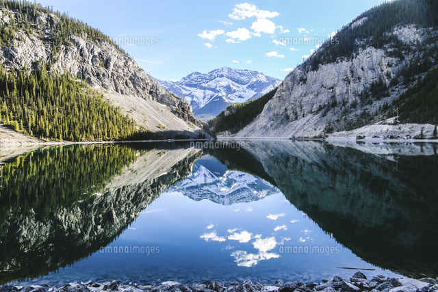 Symmetry view of mountains by lake against sky[11100072146]の写真素材・イラスト素材 ...