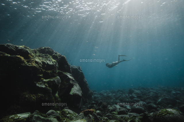 Low angle view of carefree woman scuba diving undersea[11100076363]の写真 ...