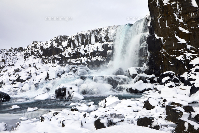 Scenic view of waterfall during winter[11100093889]の写真素材・イラスト素材｜アマナイメージズ