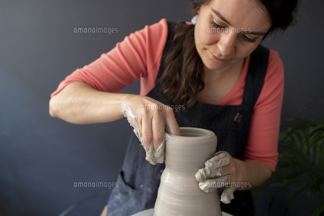 Young woman working clay in ceramic studio[11100121385]の写真素材・イラスト素材｜アマナ ...