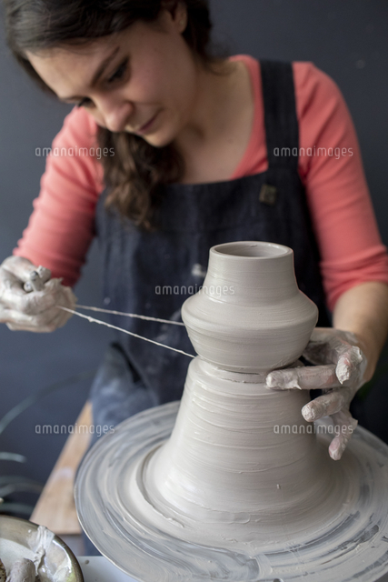 Young woman working clay in ceramic studio[11100121392]の写真素材・イラスト素材｜アマナ ...
