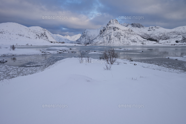 Ice filled bay with distant mountains at Flakstadpollen, Flakstadテクy ...
