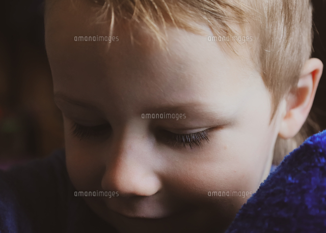 Long eyelashes of little boy close up[11100130619]の写真素材・イラスト素材｜アマナイメージズ