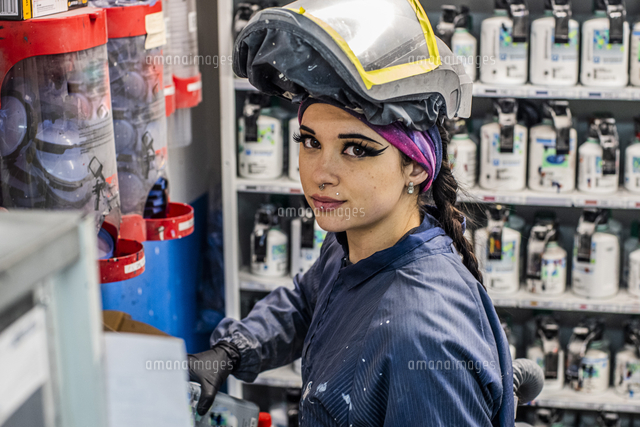 Female Auto worker prepping paint[11100131754]の写真素材・イラスト素材｜アマナイメージズ