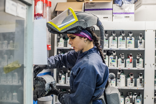 Female Auto worker prepping paint[11100131756]の写真素材・イラスト素材｜アマナイメージズ