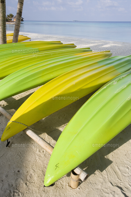 Upturned Kayaks, The Maldives[11104007387]の写真素材・イラスト素材｜アマナイメージズ