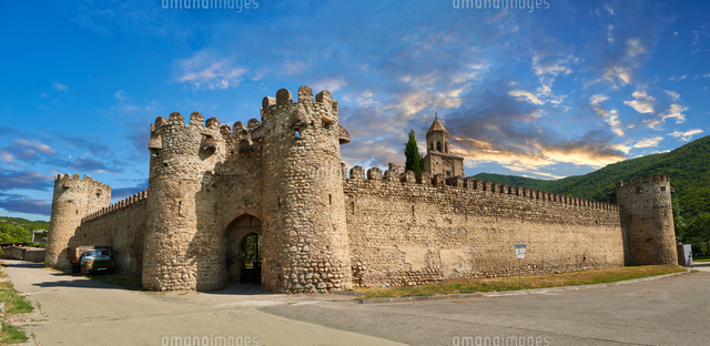 Pictures & images of the medieval the fortified gate house and ...