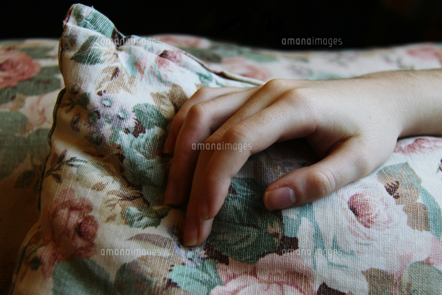 Close-up Of Hand On Pillow[11115008998]の写真素材・イラスト素材｜アマナイメージズ