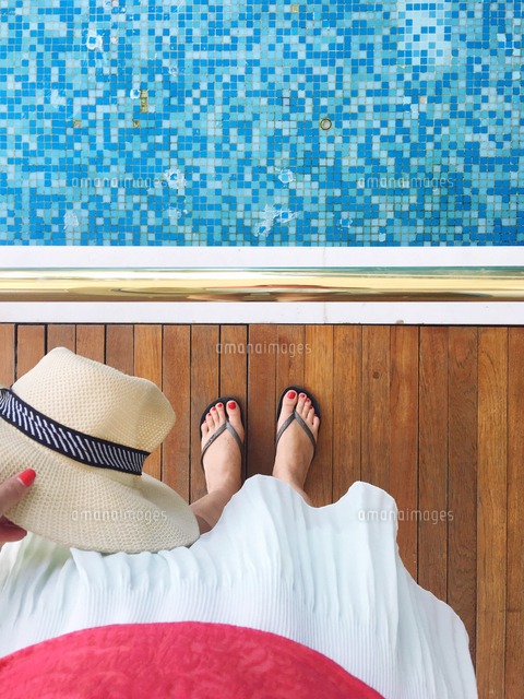 Low Section Of Woman Standing At Poolside[11115011543]の写真素材・イラスト素材｜アマナイメージズ