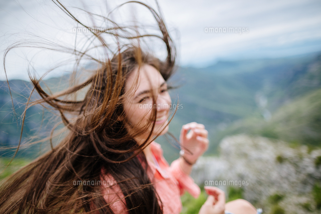 Close-up Of Young Woman In Wind[11115012652]の写真素材・イラスト素材｜アマナイメージズ