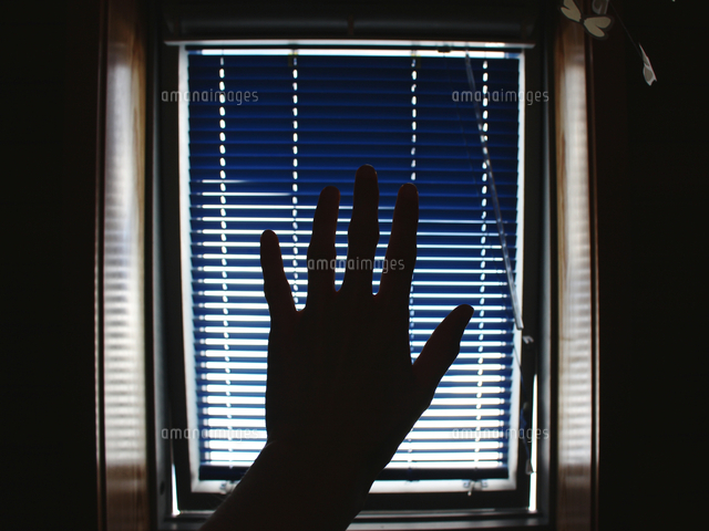 Cropped Image Of Hand Against Window Blinds At Home[11115030526]の写真素材 ...