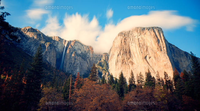 Majestic Rocky Mountains Against Sky[11115044324]の写真素材・イラスト素材｜アマナイメージズ